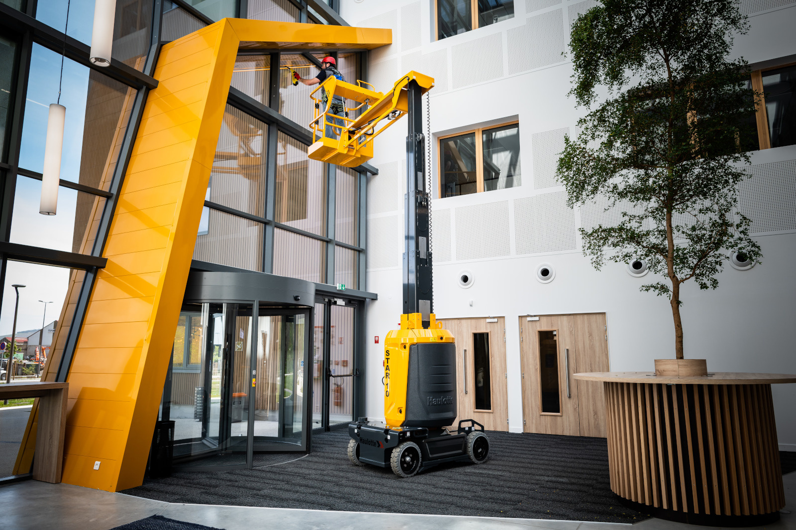 3 good reasons to use a MEWP (Mobile Elevating Work Platform ...